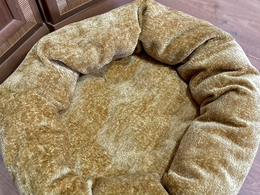 Лежанка для собак и кошек новая 45 см букле