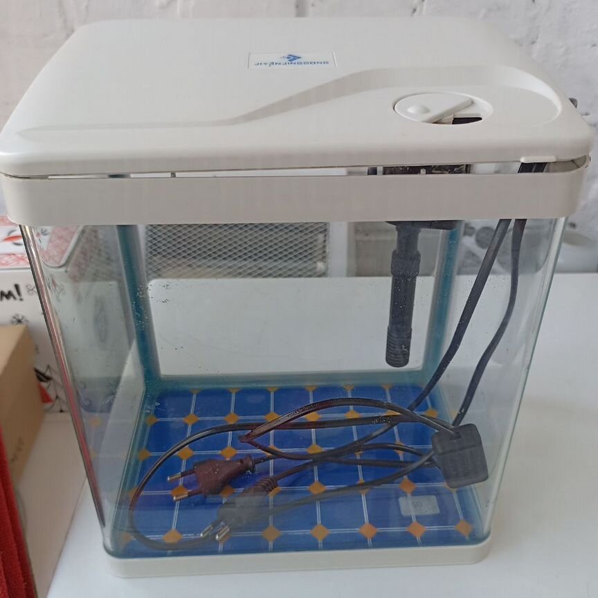 Аквариум с фильтром и подсветкой