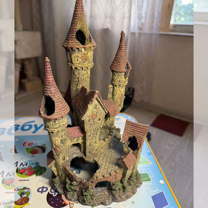 Замок в аквариум