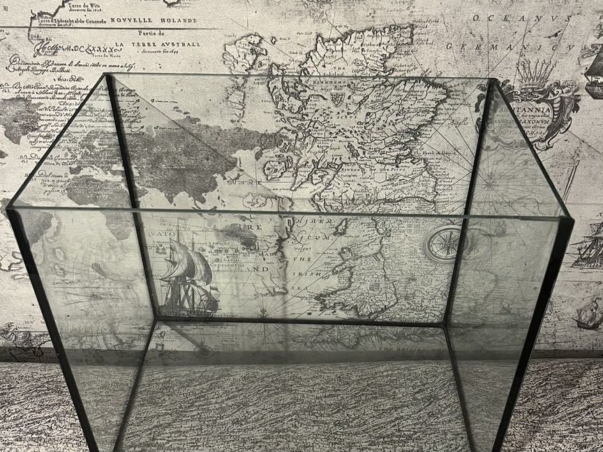 Продам Аквариум - кубик 35 л. И коряги в ассорт