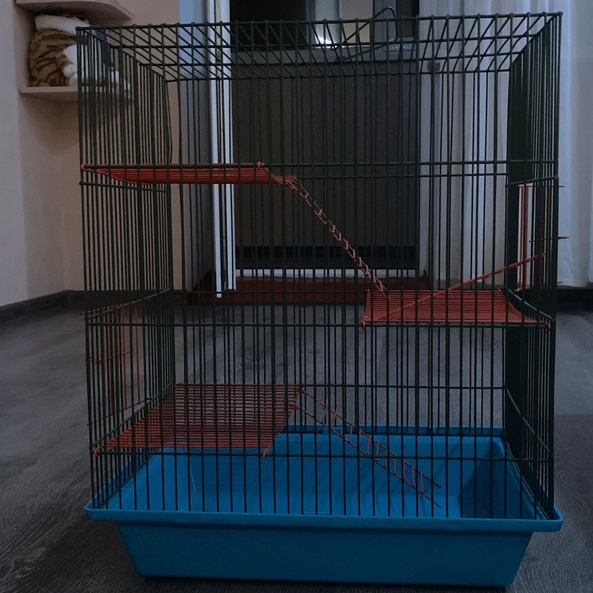 Клетка корма и опилки