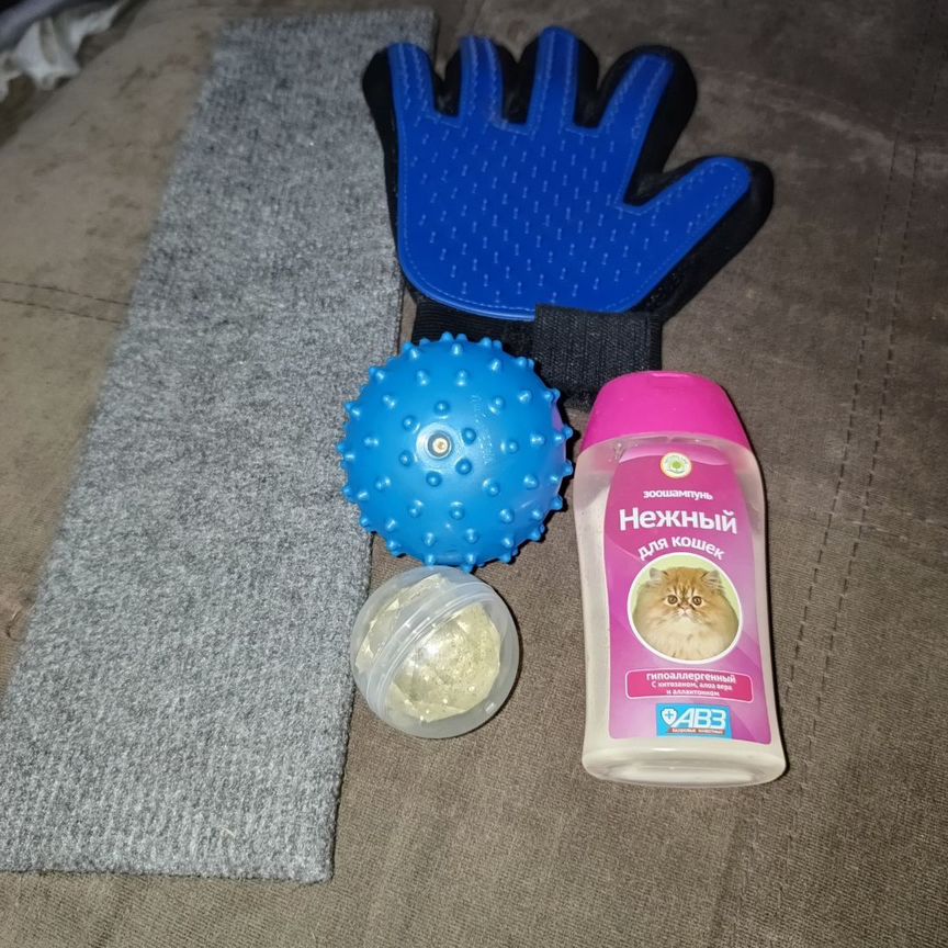 Когтеточка, шампунь, игрушки