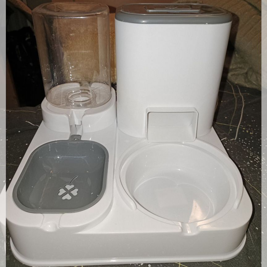 Автоматическая кормушка для кошек и собак