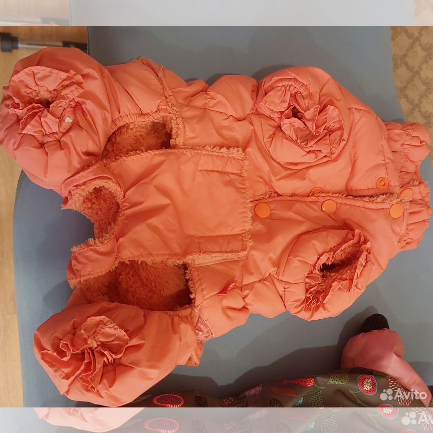 Отдам 2 комбинезона и обувь