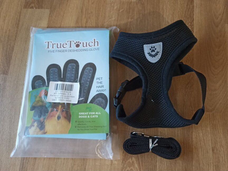Шлейка и перчатка для расчёсывания собак или кошек
