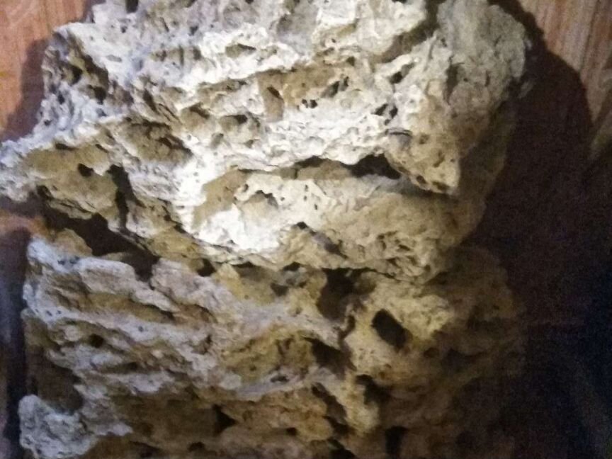 Камень в аквариум