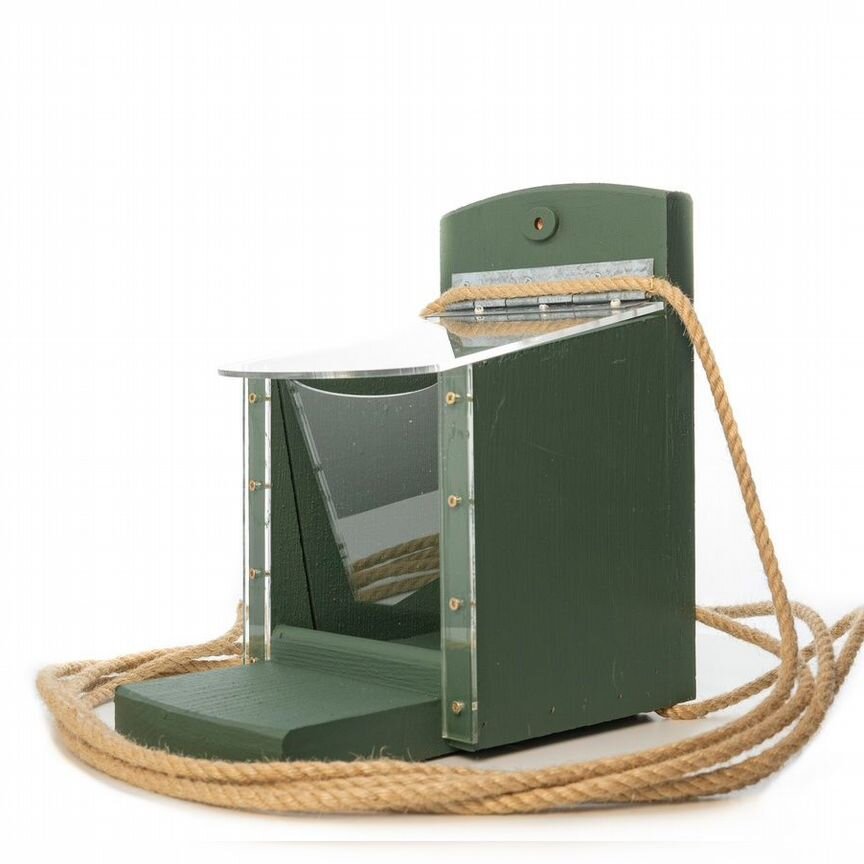 Кормушка для птиц и белок зеленого цвета