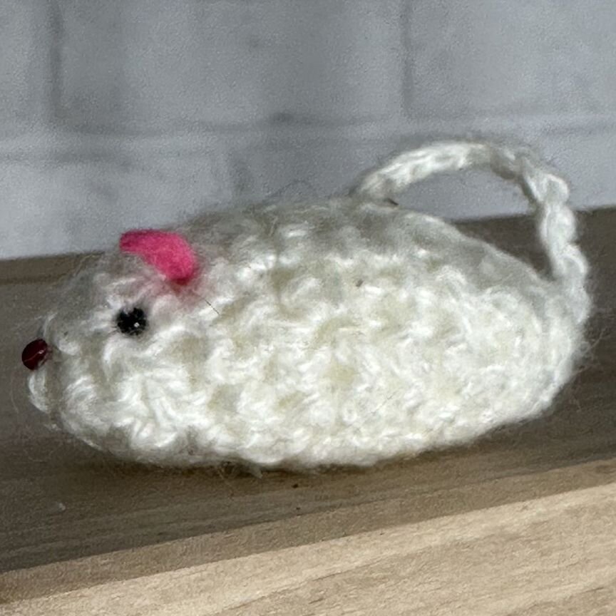 Вязаная игрушка мышка