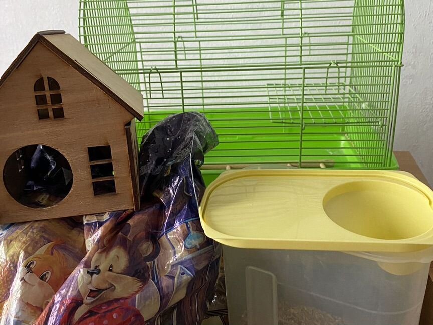 Клетка для хомяка с подарками