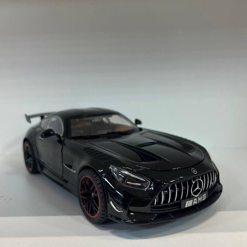 Модель автомобиля 1:18 металл