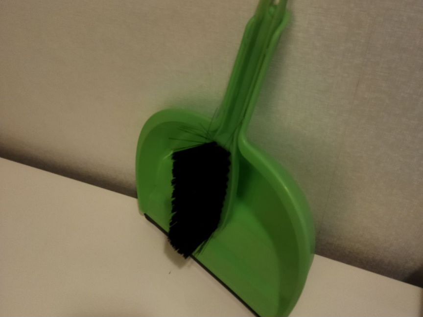 Совок и щетка