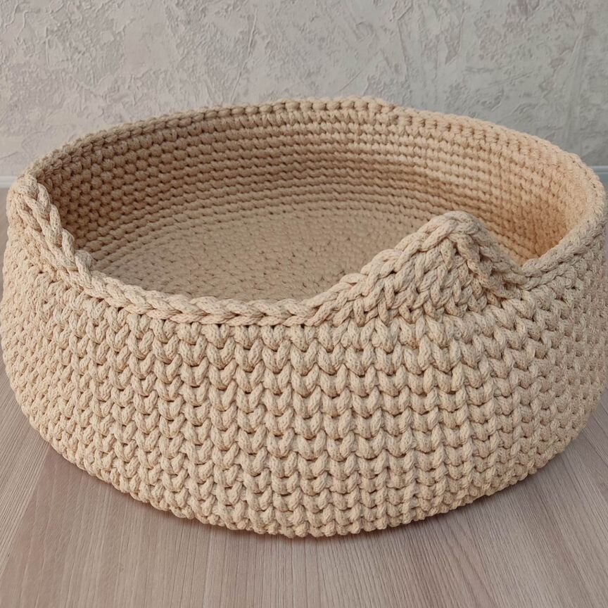 Лежанка корзинка для кошек вязаная