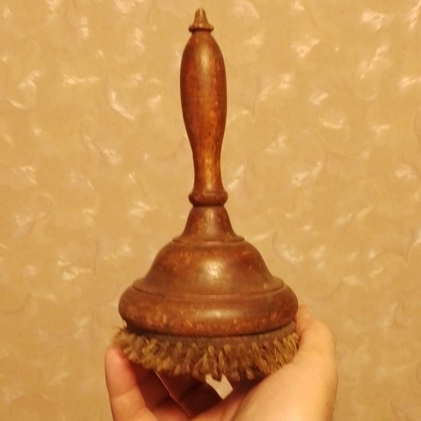 Щетка конская старинная резная из цельного ореха