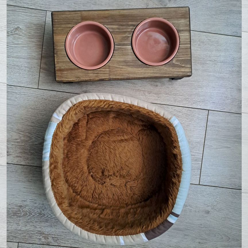 Миски на подставке и лежанка для щенка/кота