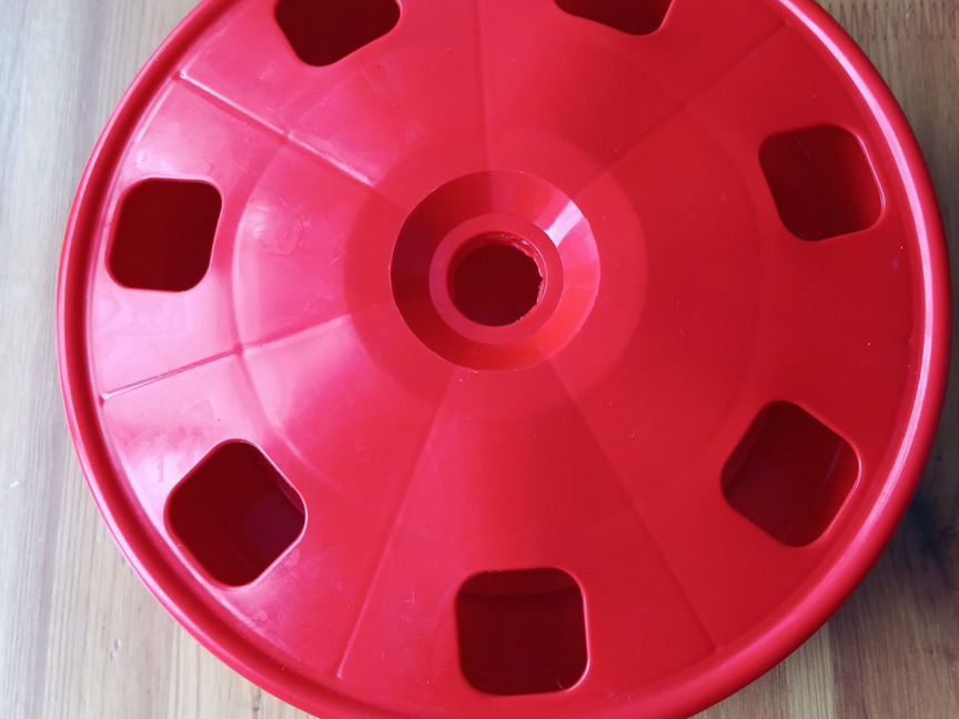 Поилка (кормушка) для цыплят, курей