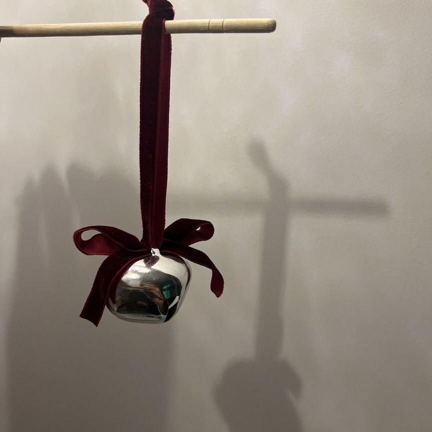 Бубенчик на бархатной ленте новогодний