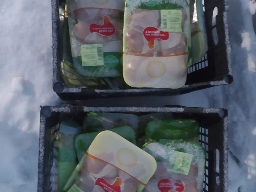 Кормить животных. Молочка, фров, хлеб и т.д