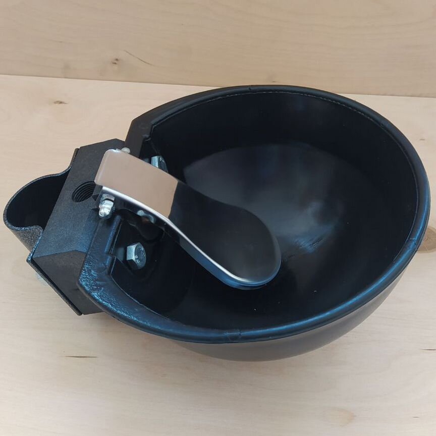 Поилка для крс и лошадей с латунным клапаном