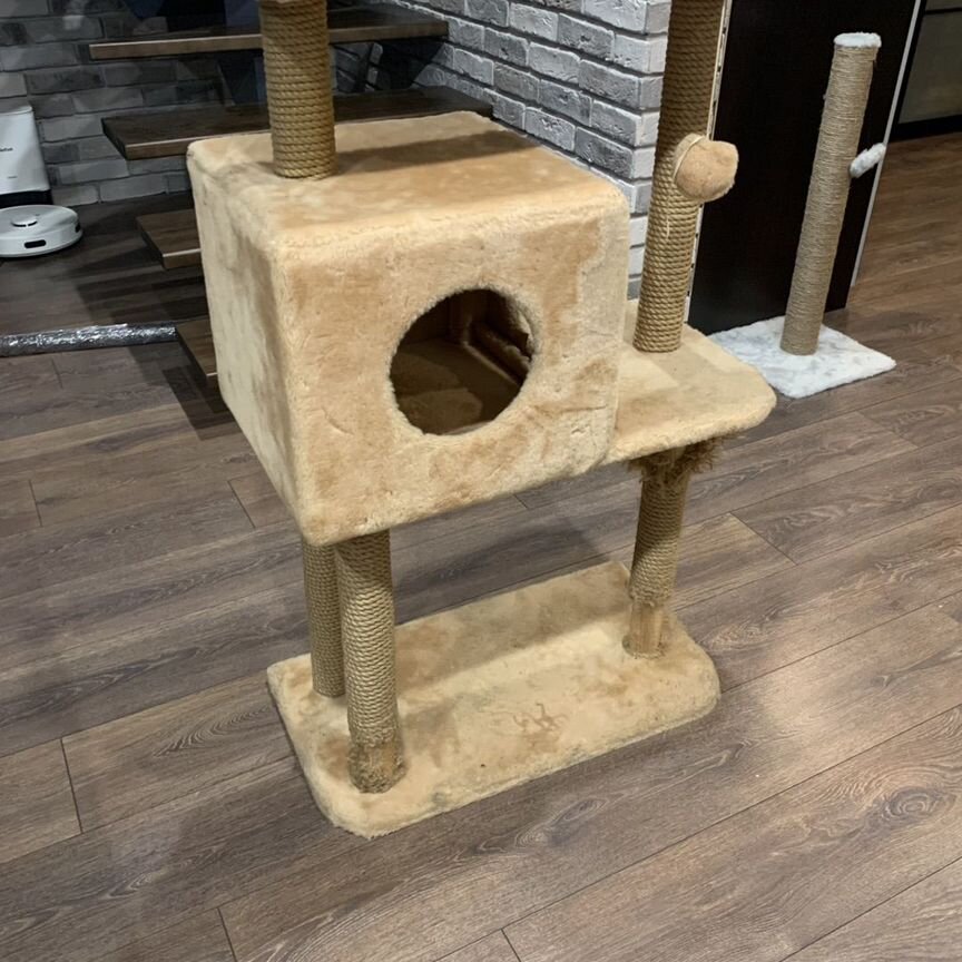 Кошачний домик с когтеточками