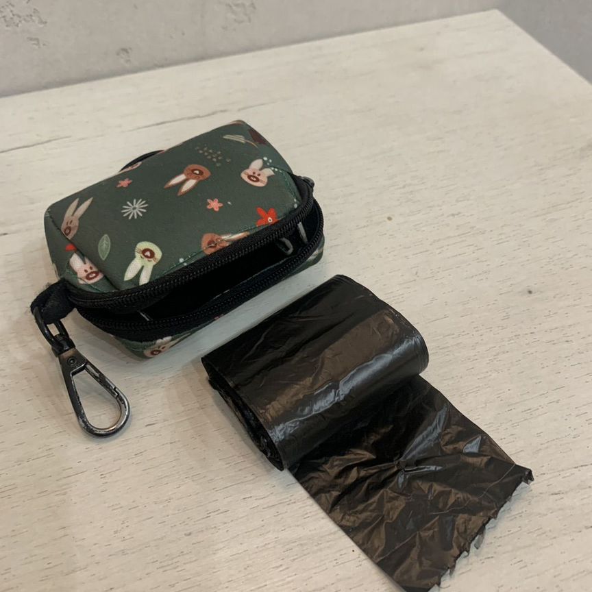 Диспенсер сумочка для пакетов с карабином и пакеты