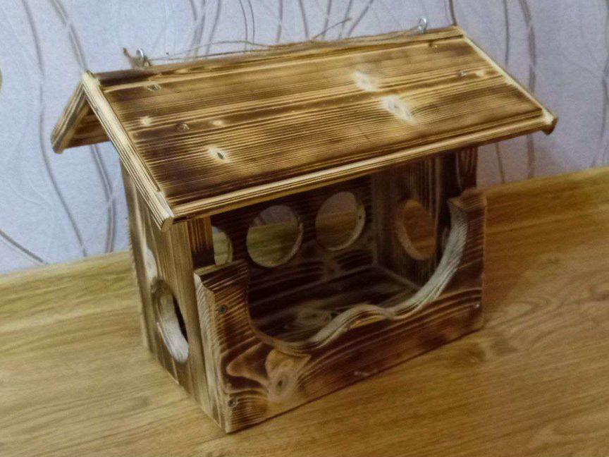 Кормушка для птиц из дерева. Домик для птиц