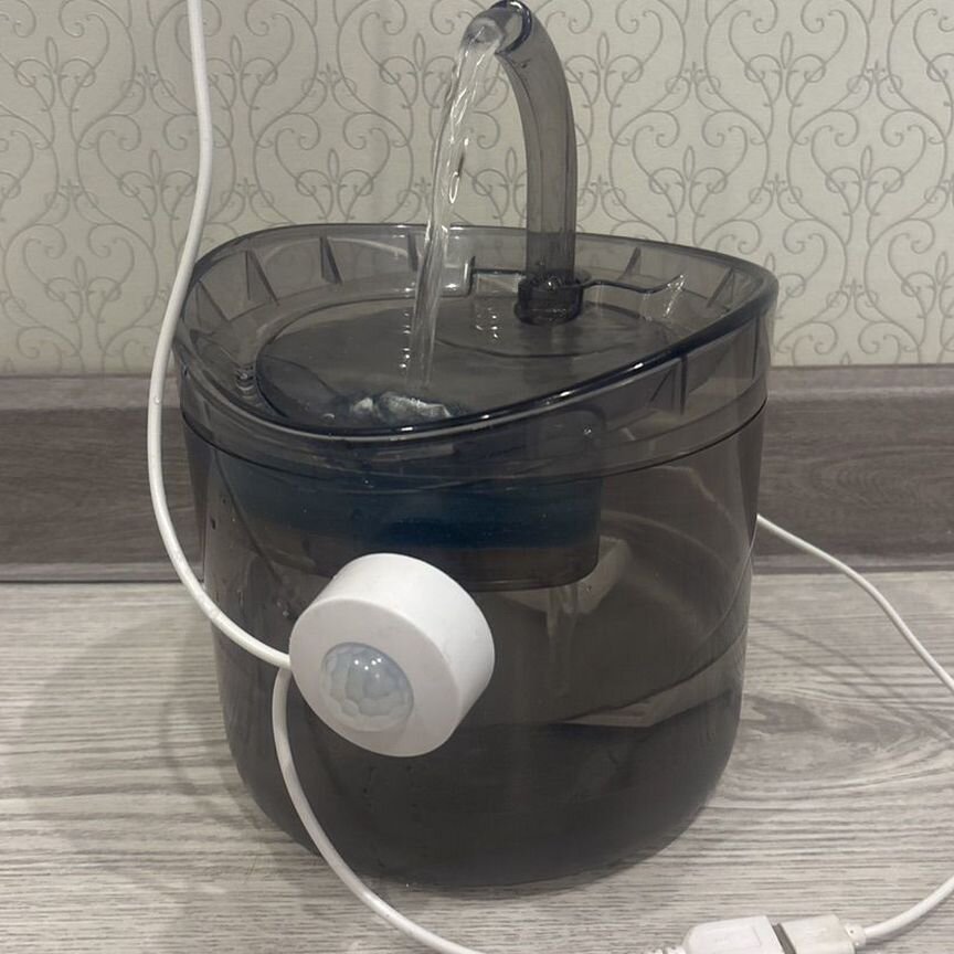 Фонтан поилка для кошек с датчиком движения