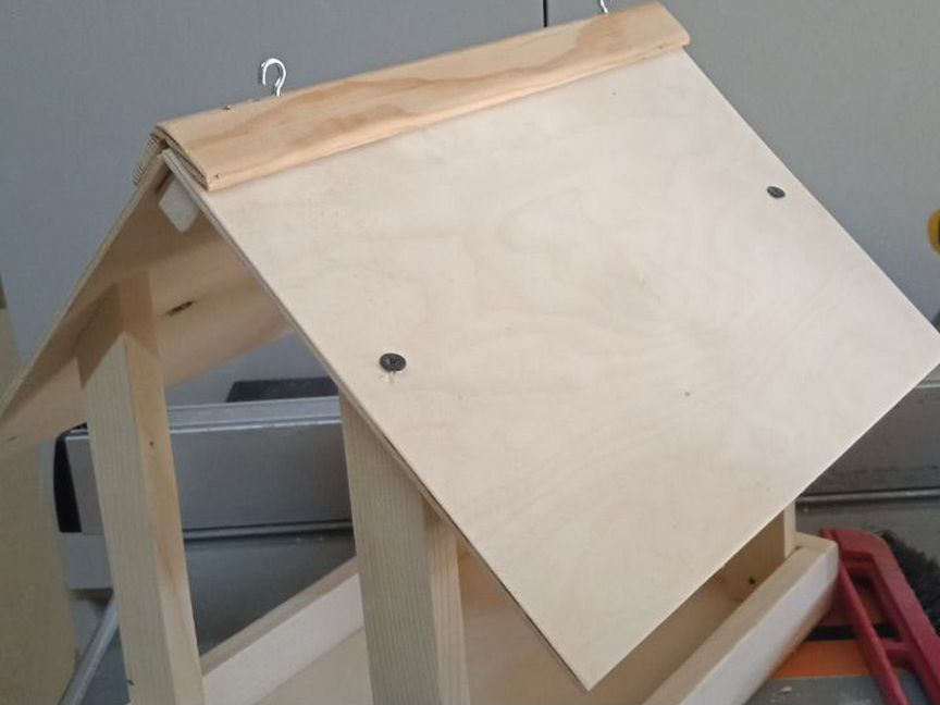 Кормушки, скворечники, синичники, бельчатники