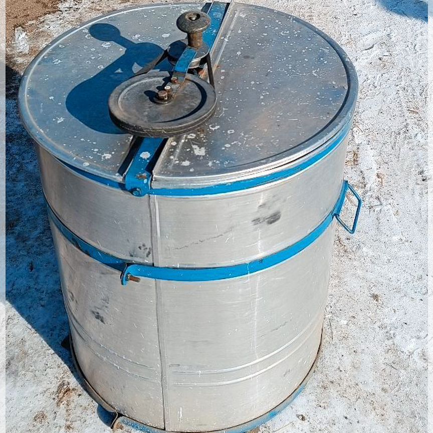 Ульи, медогонка, телега для перевозки ульев