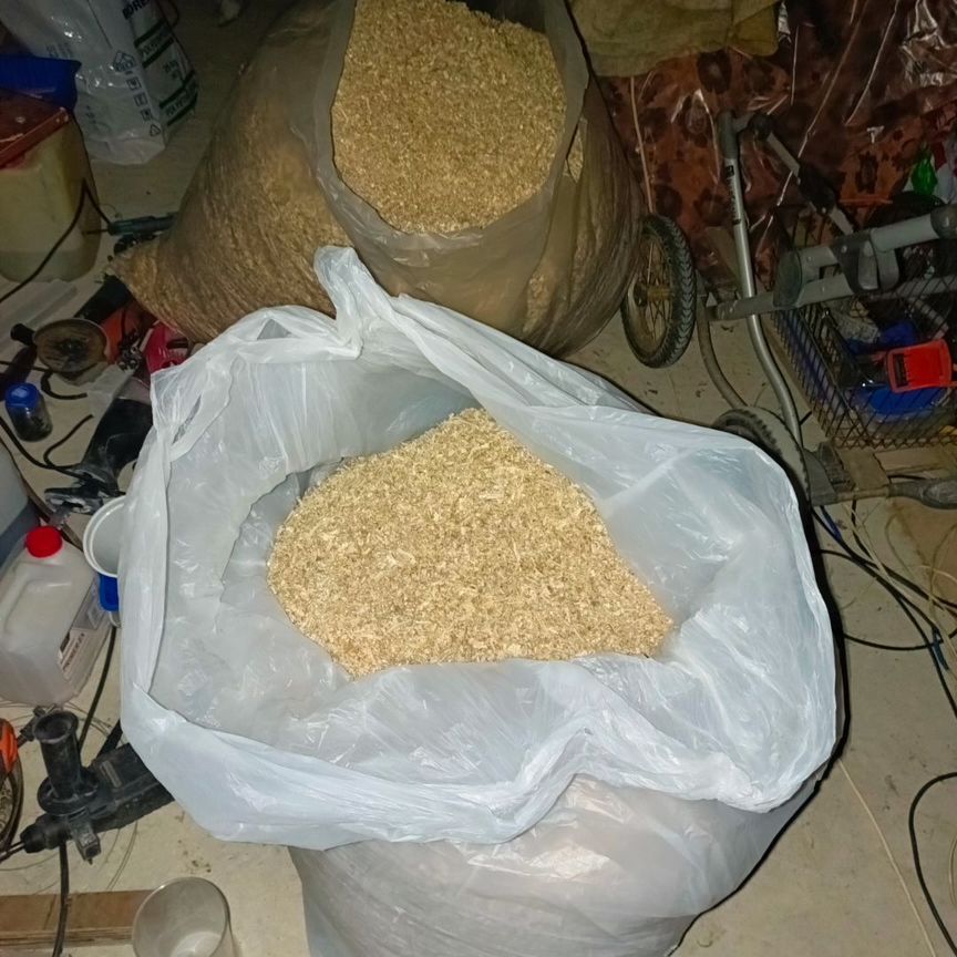 Сухие опилки в мешках