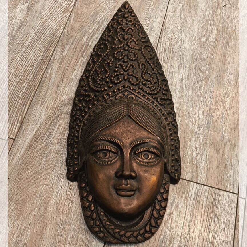 Маска панно Девушка в кошнике, металл