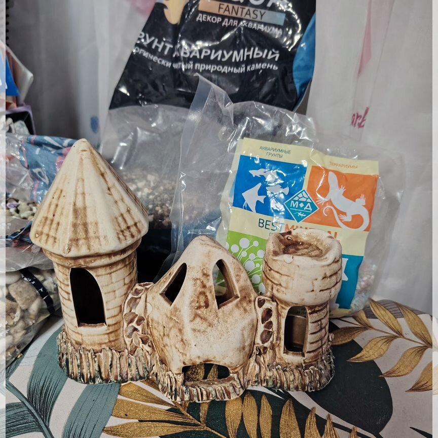 Замок и камни для рыб