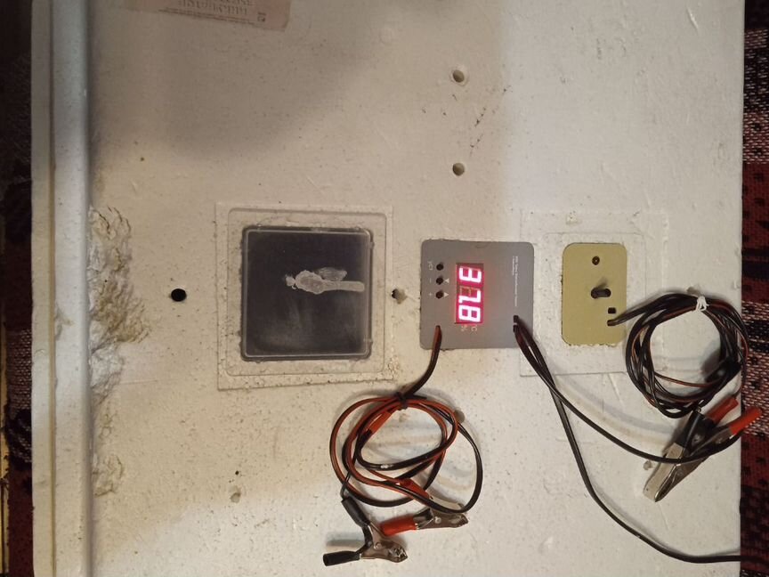 Инкубатор на 63 яйца