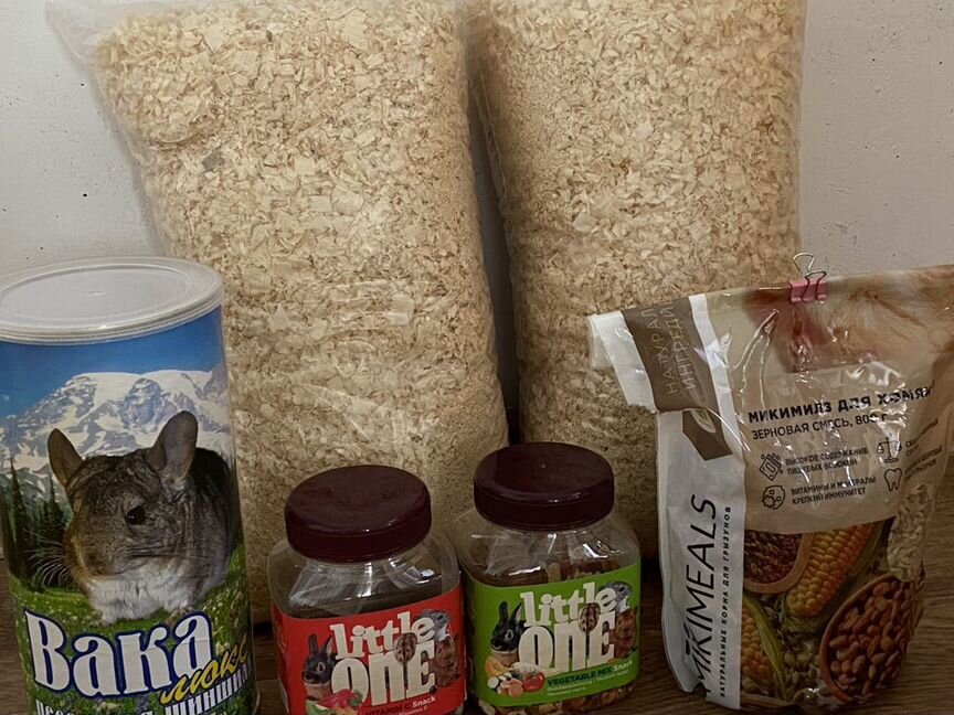Корм для хомяка, опилки, песок