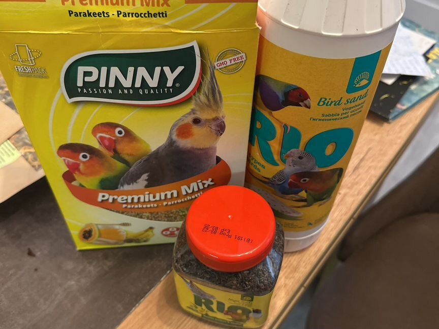 Корм почти целый, лакомство песок -не открыты