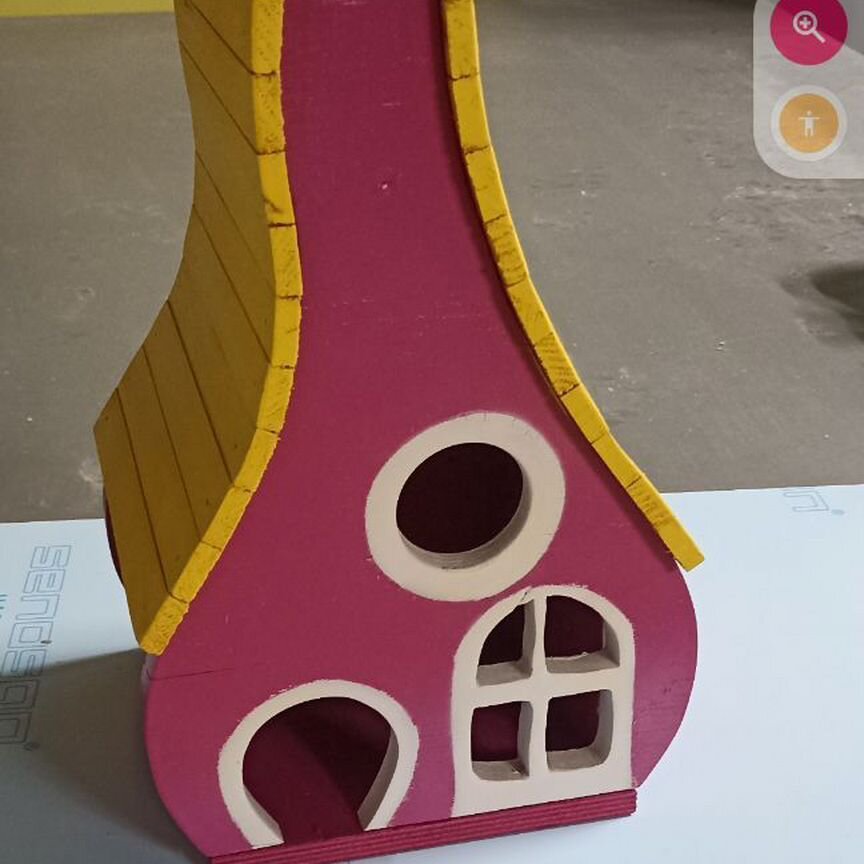 Деревянная кормушку для птиц на дерево