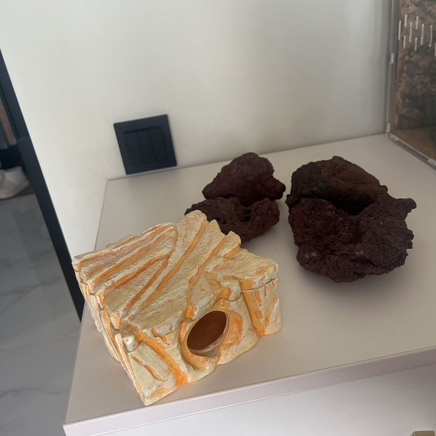 Укрытие и вулканические камни в террариум