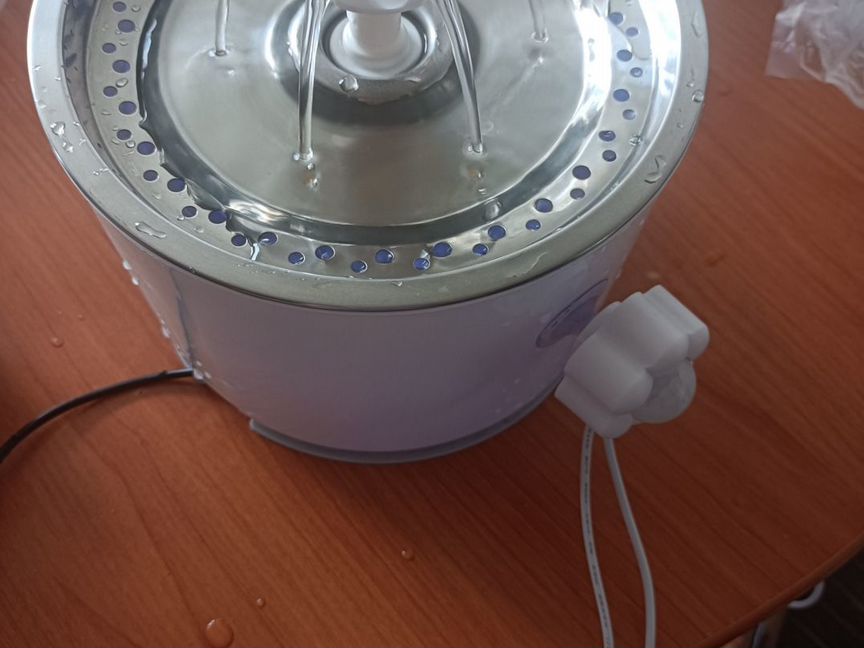 Фонтанчик для кошек с датчиком движения