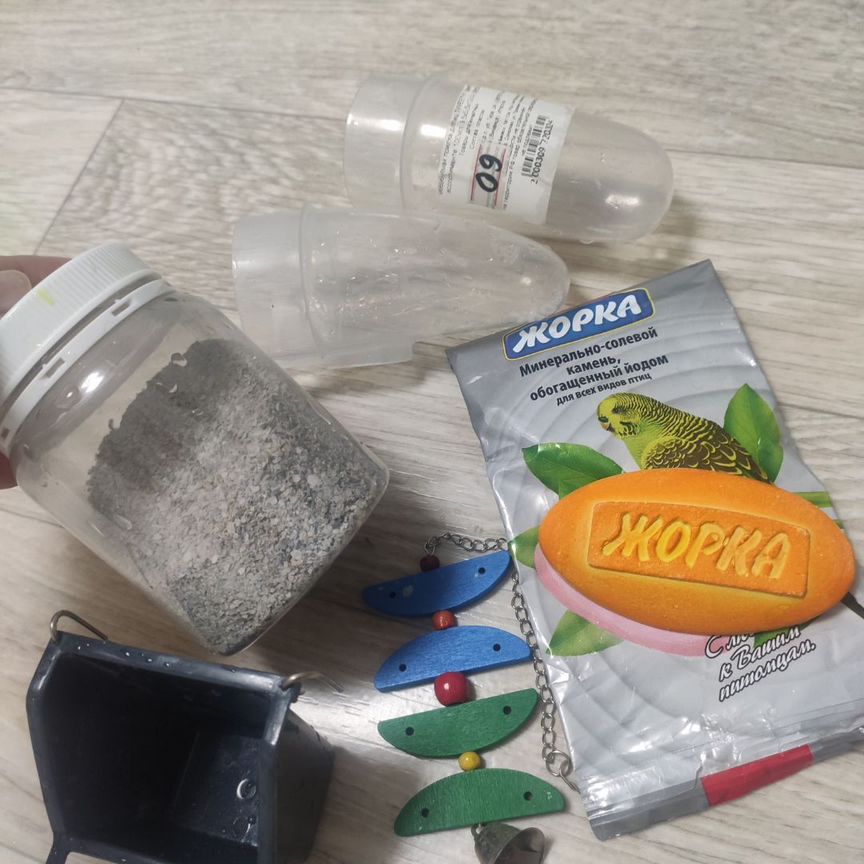 Корм для попугаев, кормушка