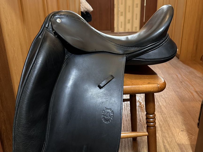 Седло выездковое Гермида Диамант