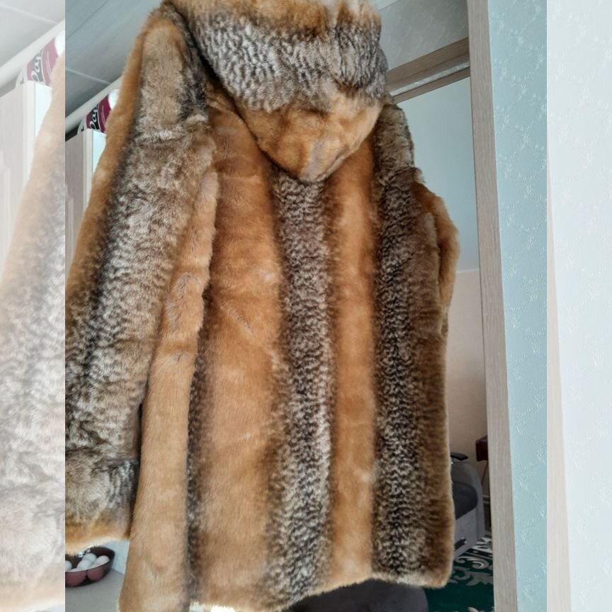 Искусственная шуба короткая с капюшоном