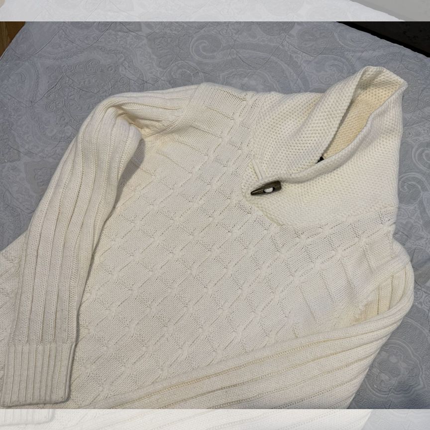 Стильный белый свитер с красивым воротником