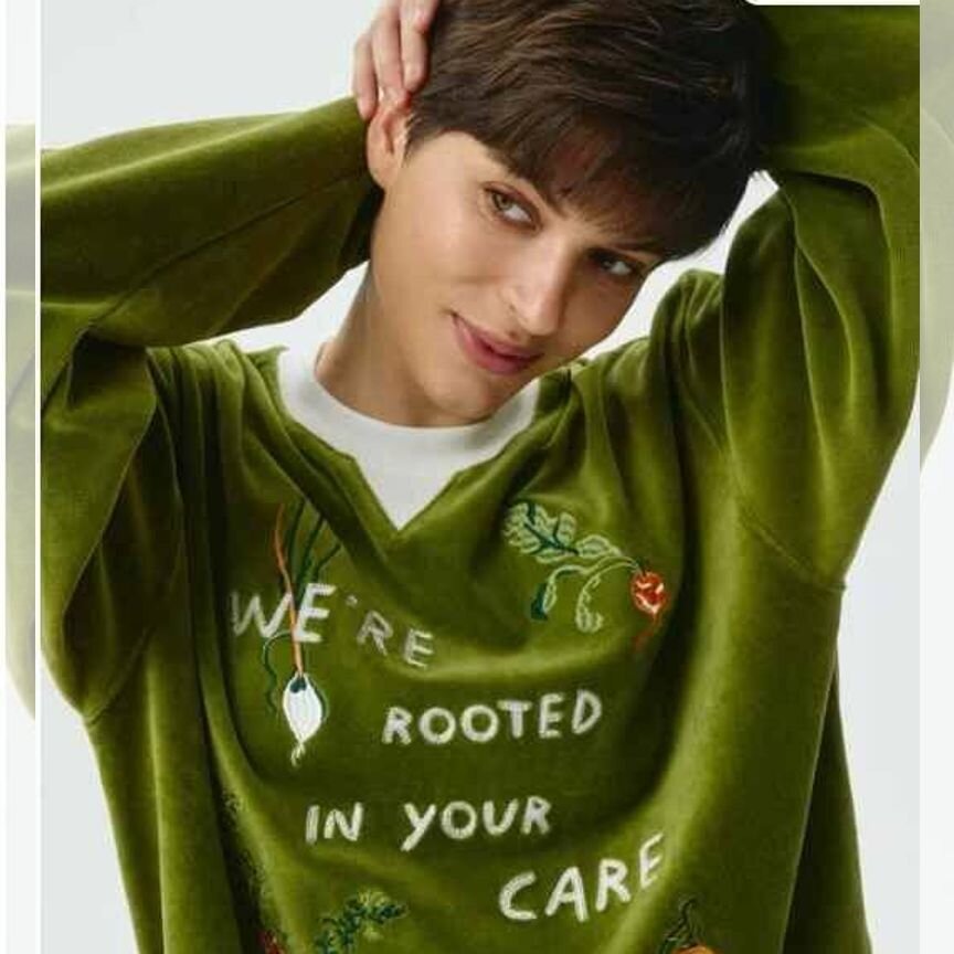 Свитшот из мягкого велюра с вышивкой