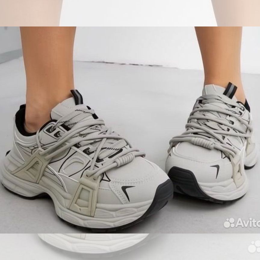 Кроссовки женские